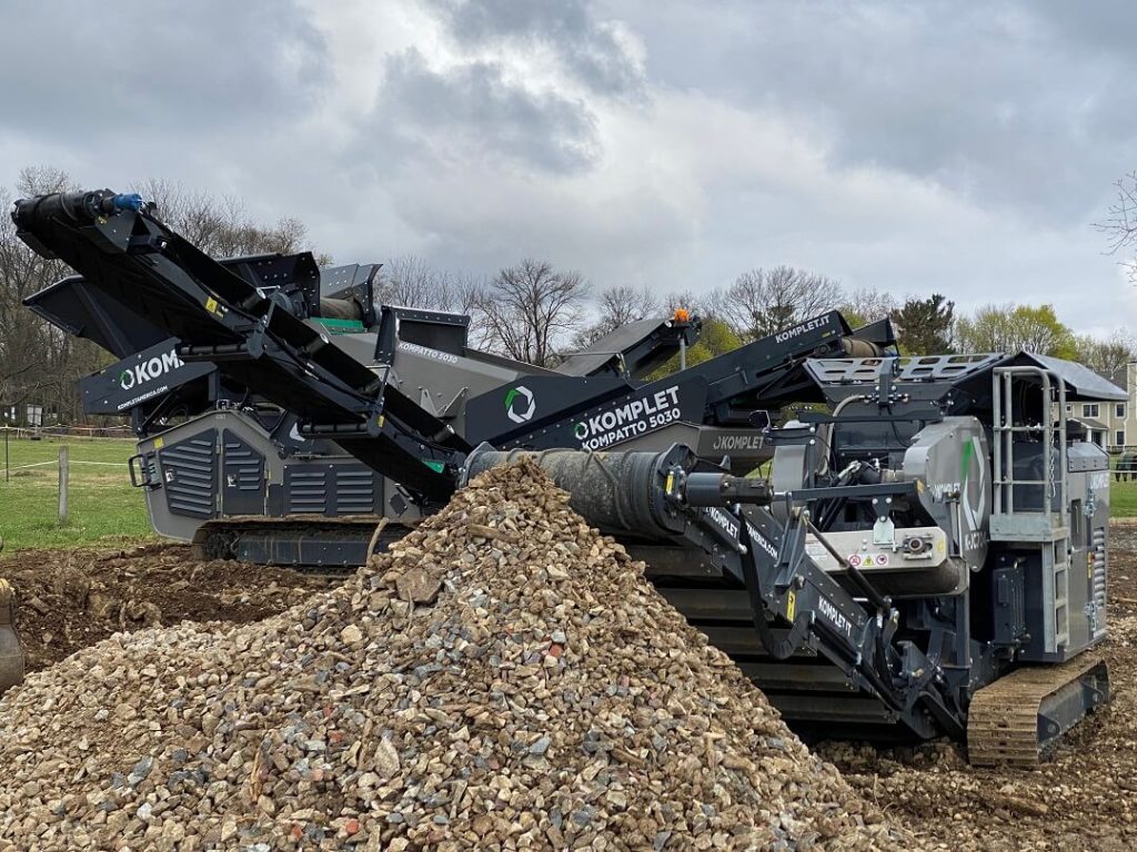 Mobile Screener & Crusher Machine Processing Bedrock & Excavated Soil