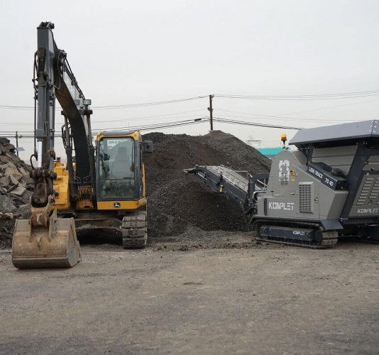 LT 7040 Application: Concrete & Asphalt Demolition Waste